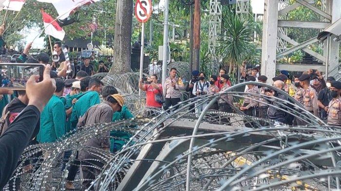 Demo BBM Memanas, Massa Mahasiswa Terobos Kawat Berduri di Patung Kuda Jakarta Pusat ...