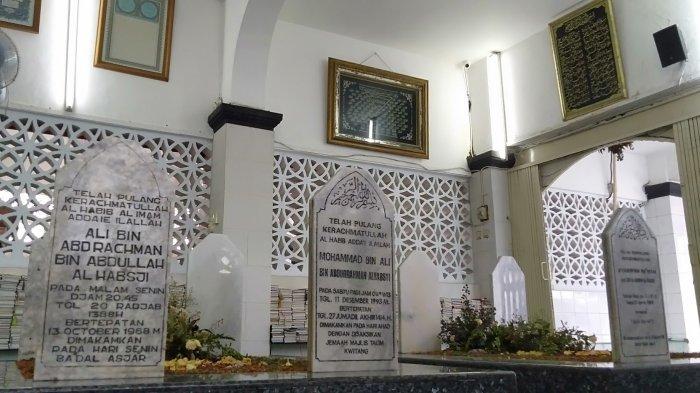 Video Makam Habib Ali Al Habsy Kwitang dan Keluarganya di Masjid Al-Riyadh - Tribunjakarta.com