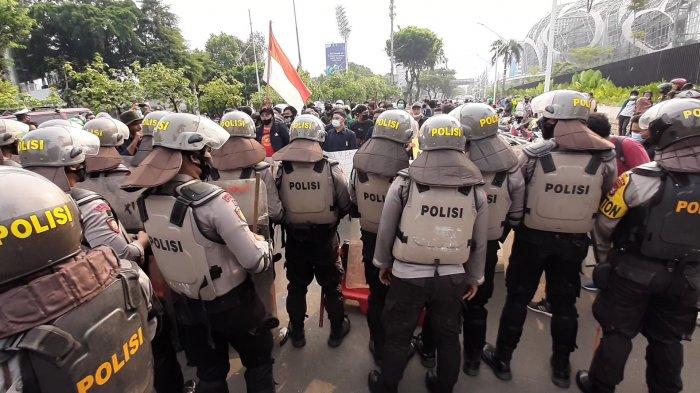 23 Polisi Terluka Saat Amankan Demo Tolak UU Cipta Kerja, 4 Orang Masih ...