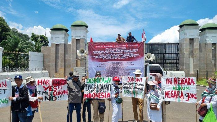 Aksi Tolak Pemilu Curang, Massa Komisi Nasional Penyelamat Demokrasi Mulai Datangi Gedung DPR ...