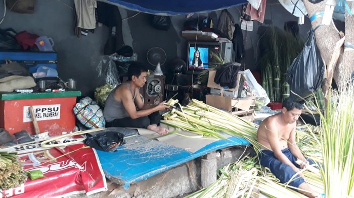 Kulit Ketupat di Palmerah Laris Terjual untuk Tradisi Qunutan Malam Ini ...