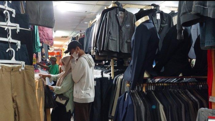 Surga Thrifting di Jakarta, Berburu Baju Branded Dengan Budget Hemat di ...