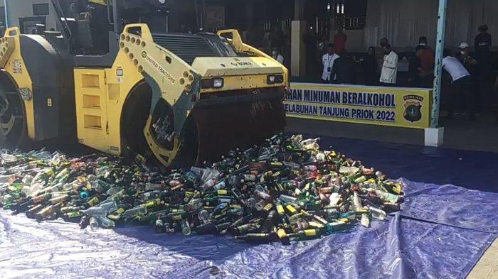 Ribuan Botol Miras Hasil Sitaan Polres Pelabuhan Tanjung Priok Digilas Buldoser di Muara Angke ...