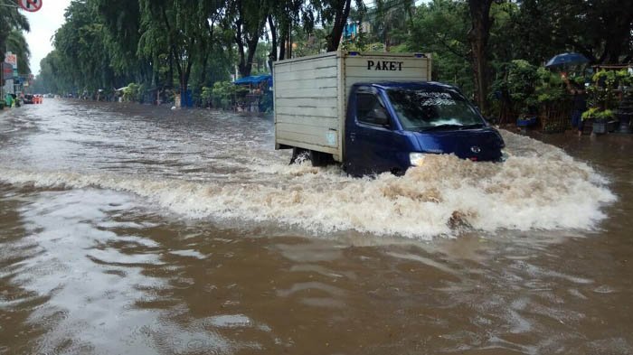 Mobil Terendam Banjir, Simak Langkah yang Perlu Dilakukan Agar Kendaraan Tidak Mogok di Jalan ...