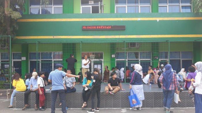 Salah Informasi, Puluhan Orang Tua Murid Antre di SMPN 255 Jakarta ...
