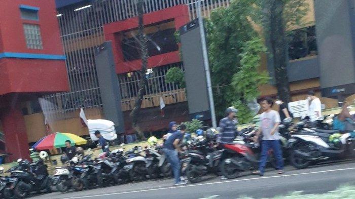 Sering Dijadikan Parkir Liar, Depan Pasar Cipulir Dipasang Pembatas ...