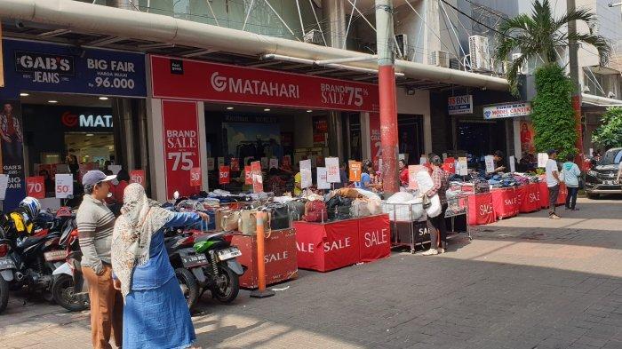 Pikat Pelanggan Usai Libur Lebaran, Sejumlah Toko di Pasar Baru ...