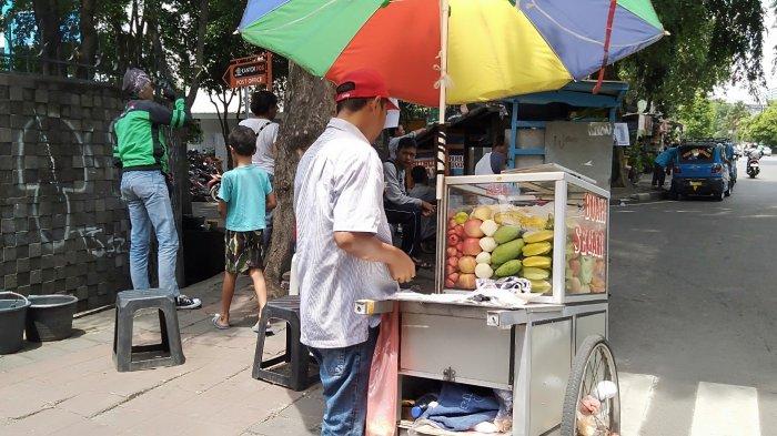 Pedas dan Segar, Acep Si Tukang Buah dan Rujak di Bendungan Hilir ...