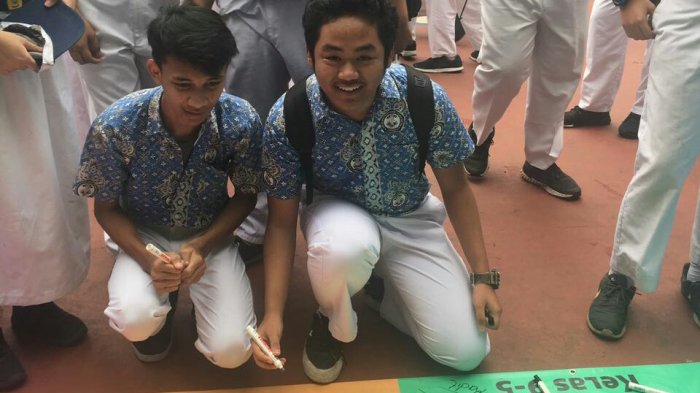 Sekolah Ini Siapkan Spanduk Warna Untuk Aksi Corat Coret Siswa ...