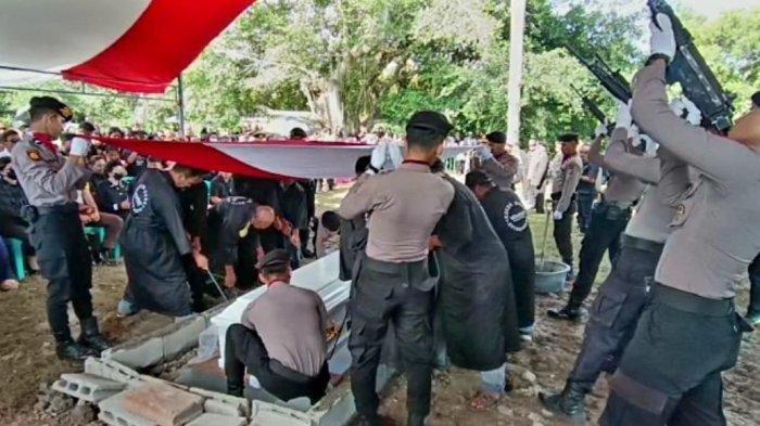 Isak Tangis Keluarga Pecah saat Jenazah AKBP Buddy Alfrits Tiba hingga Dimakamkan di Kotamobagu ...