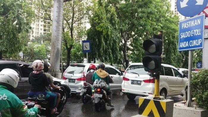 Banjir Rendam Jalan Yos Sudarso, Pemotor Bersikeras Masuk Jalan Tol - Tribunjakarta.com