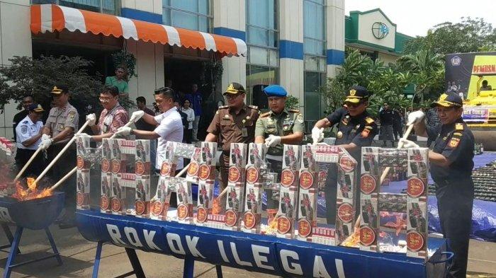Bea Cukai Marunda Bakar Jutaan Rokok dan Gilas Ribuan Botol Miras Ilegal - Tribunjakarta.com