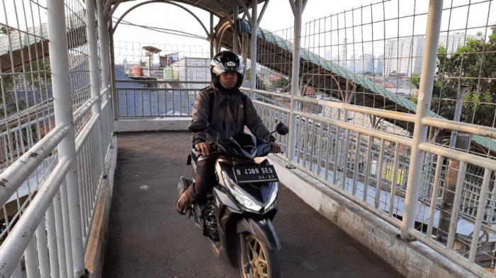 Pejalan Kaki Resah Banyak Pengendara Sepeda Motor Naik JPO Stasiun Pasar Minggu Baru ...
