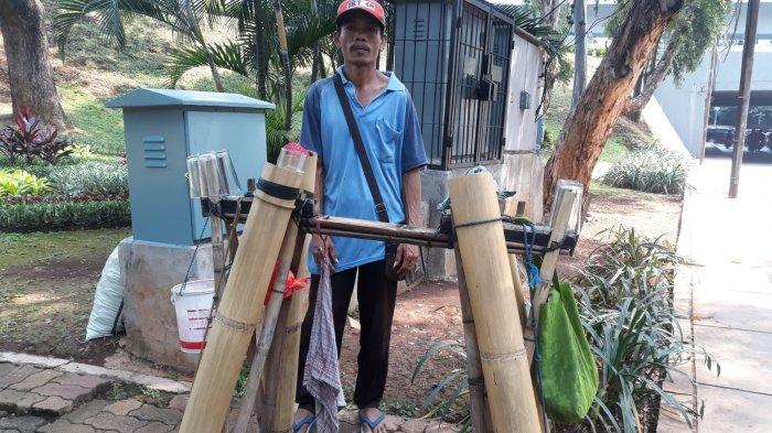 Kisah Sukroni Jual Tuak Aren di Semanggi Sejak 1991: Pakai Pikulan ...