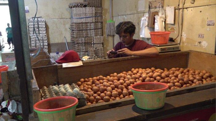 Hari Pertama Puasa, Harga Telur Ayam di Pasar Cibubur Melonjak jadi ...