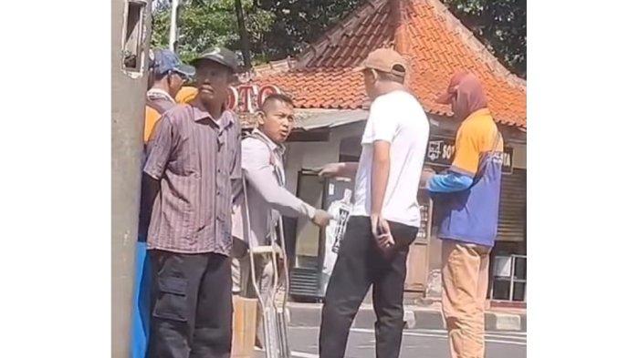 Viral Disabilitas Cekcok dengan Sopir Taksi di Terminal Kampung ... Viral Disabilitas Cekcok dengan Sopir Taksi di Terminal Kampung ...