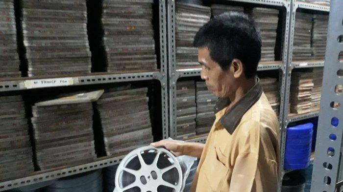 Kisah Firdaus, 21 Tahun Merawat Film Seluloid di Sinematek Indonesia ...