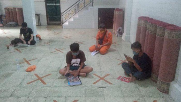 Inisiatif Petugas Kebersihan Buat Wifi Gratis di Masjid Buat Warga Duri ...