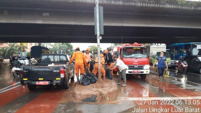 Sopir Truk Kabur Usai Tumpahkan Tanah di Jalan Daan Mogot Cengkareng, Petugas Damkar Turun ...