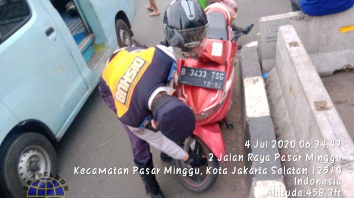 Parkir Sembarangan, Puluhan Pengendara Motor Terjaring Razia Cabut Pentil di Pasar Minggu ...