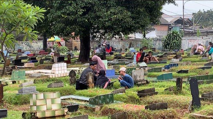 TPU Susukan Padat Jelang Ramadan, Peziarah Rela Terobos Hujan Demi Doa di Pusara Orangtua ...