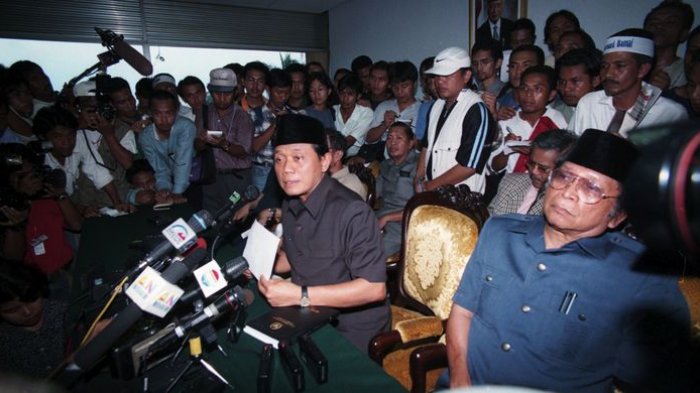 Profil Harmoko Menteri Penerangan Era Soeharto: Awali Karier dari ...