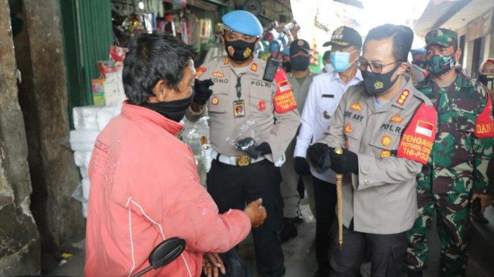 Rendahnya Melek Protokol Kesehatan, Polisi Kembali Bagi-bagi Masker di ...