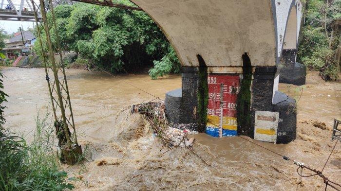 Waspada, Status Tinggi Air Sungai Ciliwung di Depok Siaga II, Tujuh Jam ... Waspada, Status Tinggi Air Sungai Ciliwung di Depok Siaga II, Tujuh Jam ...