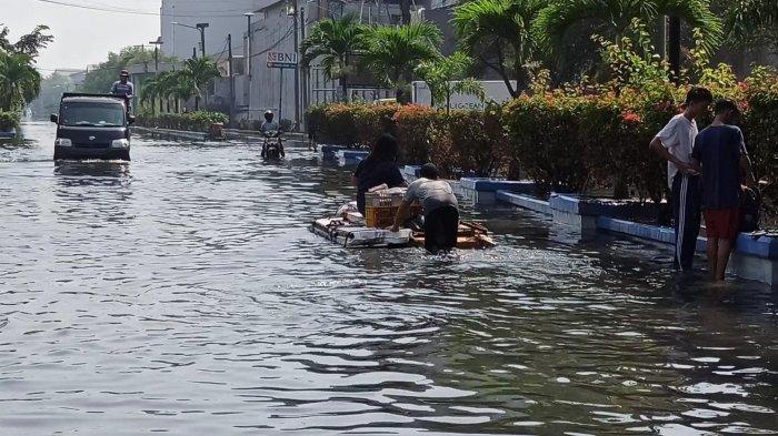 Jelang Siang Hari, Pelabuhan Nizam Zachman Muara Baru Masih Terendam Banjir Rob - Tribunjakarta.com