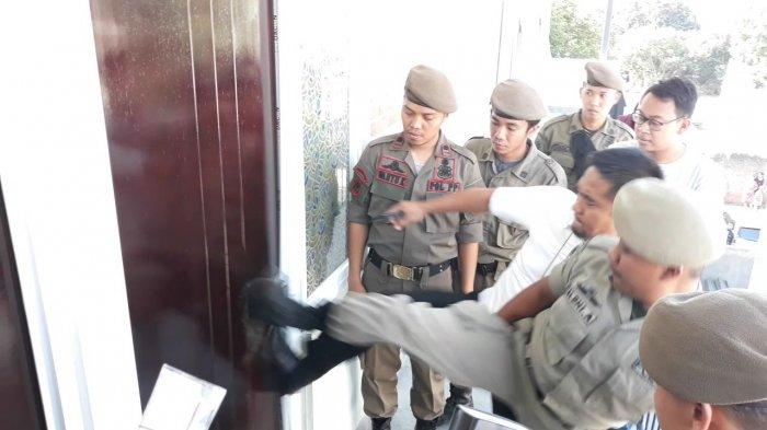 Satpol PP Tangsel Dobrak Pintu Kamar Hotel yang Diduga Jadi Tempat Prostitusi - Tribunjakarta.com