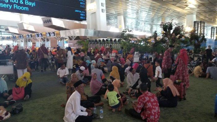 BREAKING NEWS Ribuan Calon Jemaah Umrah Terlantar di Bandara Soekarno-Hatta - Tribunjakarta.com