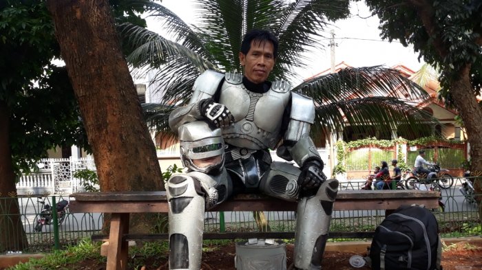 Ngamen Pakai Kostum Robocop, Rusdi Gemar Tonton Film Bertokoh Robot ...