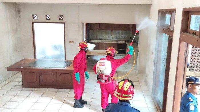 Kenakan APD, Petugas Damkar Semprot Disinfektan ke Rumah Tiko di ...