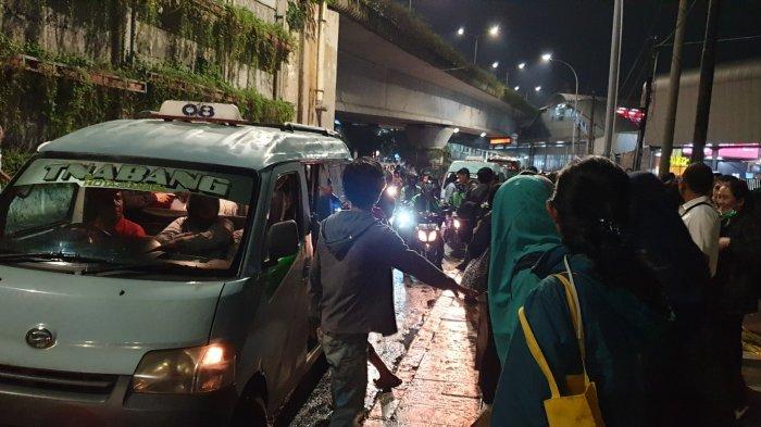 Imbas Gangguan KRL, Penumpang dari Stasiun Tanah Abang Sewa Angkot ...