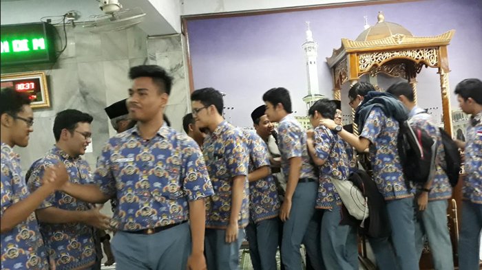 Siswa SMAN 112 Jakarta Lebih Pilih Sumbangkan Seragam Ketimbang Dicorat ...