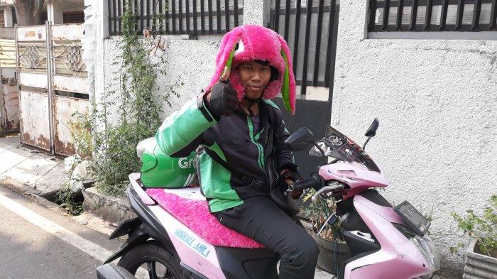 Kisah Driver Ojol di Jakarta Beratribut Serba Pink dan Pakai Helm ...