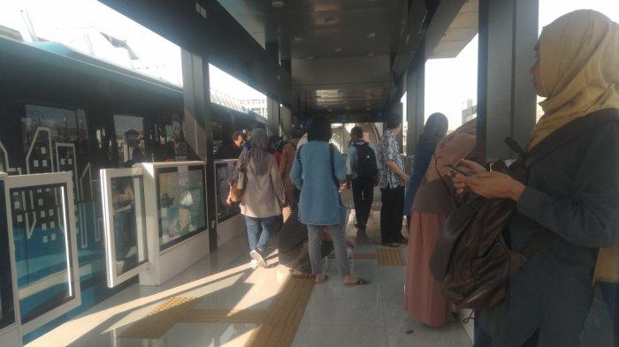 Warga Senang Stasiun LRT Velodrome Terintegrasi Halte TrasJakarta ...