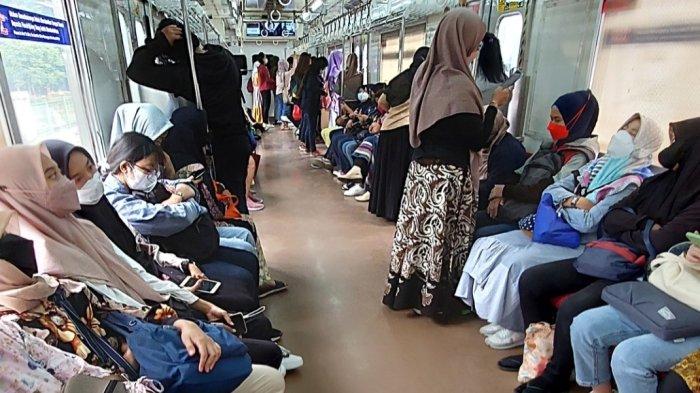 Boleh Duduk Berdekatan, Cara KRL Commuter Atur Jarak Penumpang: Marka ...