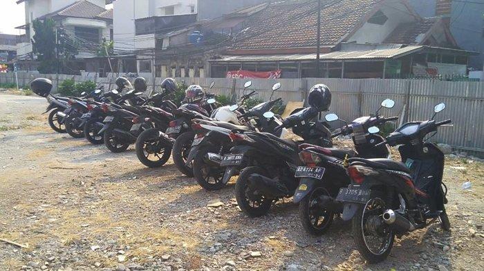 Parkir Sepeda Motor di Dekat Shelter Dukuh Atas Jakarta Pusat ...