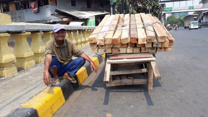 Kisah Kakek Takim, Usia 80 Tahun Jadi Kuli Angkut Kayu di Kota Tua ...