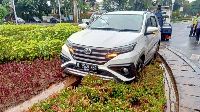Kurang Hati-hati, Mobil Toyota Rush Menyeruduk Taman Suropati ... Kurang Hati-hati, Mobil Toyota Rush Menyeruduk Taman Suropati ...