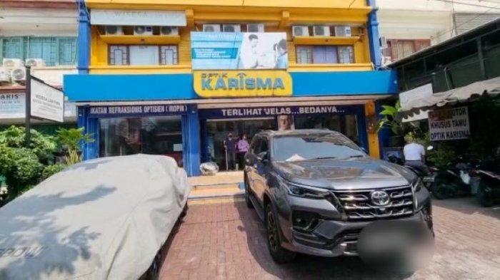 Conblock Depan Optiknya Dibongkar, Ketua RT Riang Prasetya Jelaskan ...