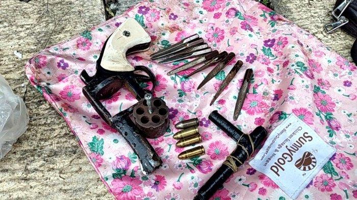 Dikira Puing, PPSU Pondok Kelapa Temukan Tas Berisi Senjata Api Rakitan ...