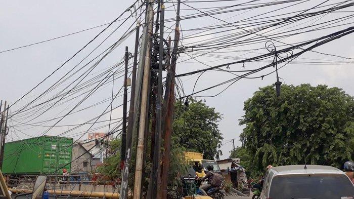 Semrawut, Tiang Kabel Jaringan Menumpuk di Satu Titik Bakal Ditertibkan ...