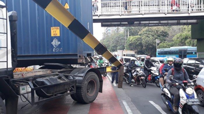 BREAKING NEWS Truk Kontainer Hantam Pembatas Ketinggian di Perempatan Grogol, Lalu Lintas Macet ...