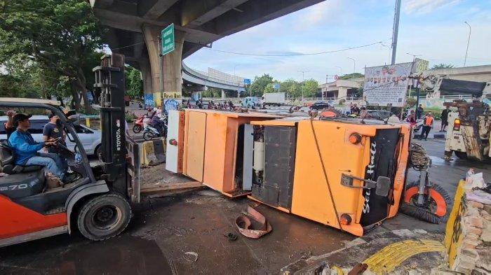 Hindari Mobil Mundur Mendadak, Truk Pembersih Jalan Milik Pemprov DKI Jakarta Terguling di ...