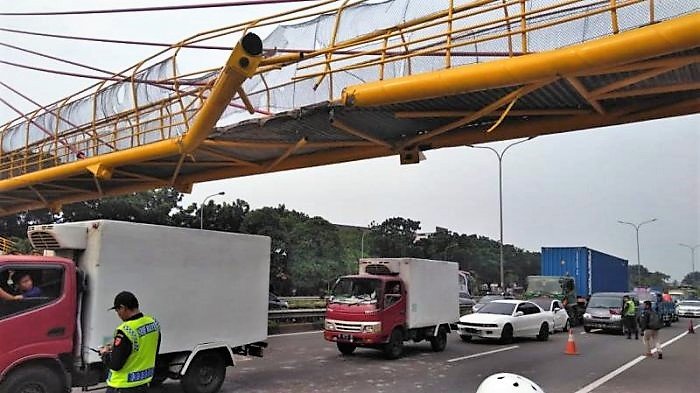 Truk Angkut Mesin Bor Minyak Tabrak Jembatan Penyeberangan di Tol Bambu ...