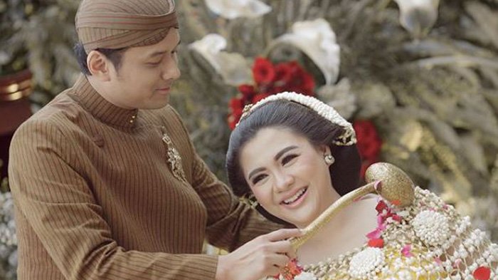 Gelar 7 Bulanan, Begini Deretan Penampilan Vicky Shu dan Suami, Jawa ...