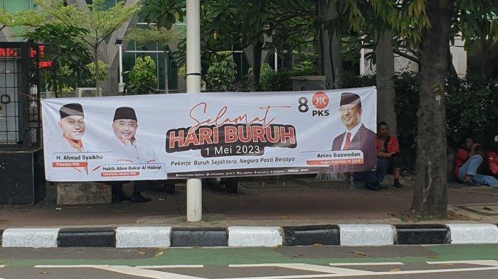 Petugas Dishub Sebut Spanduk Anies Capres 2024 Baru Dipasang di Lokasi Demo Buruh: Kemarin Belum ...