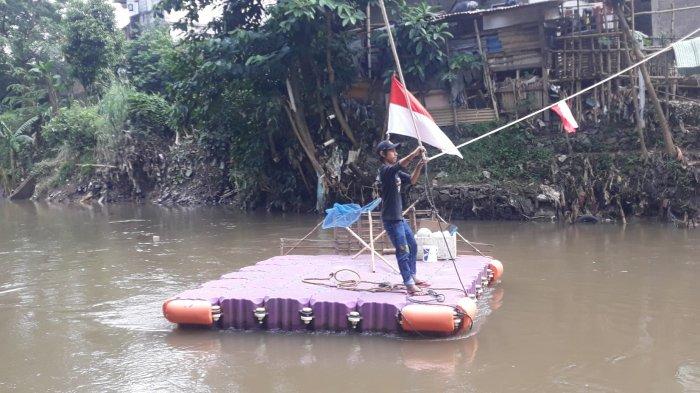 Sudah Sekitar 40 Tahun Perahu Getek Jadi Transportasi Sungai Ciliwung ...